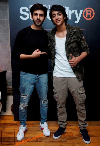 ahaan panday with kartik aaryan - Contestants